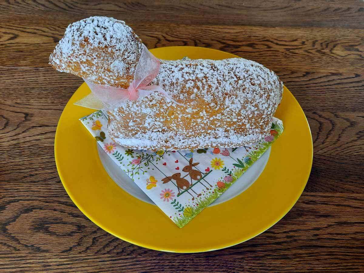 Backen für Ostern: Osterlamm und Osterhasen backen aus Rührteig oder ...